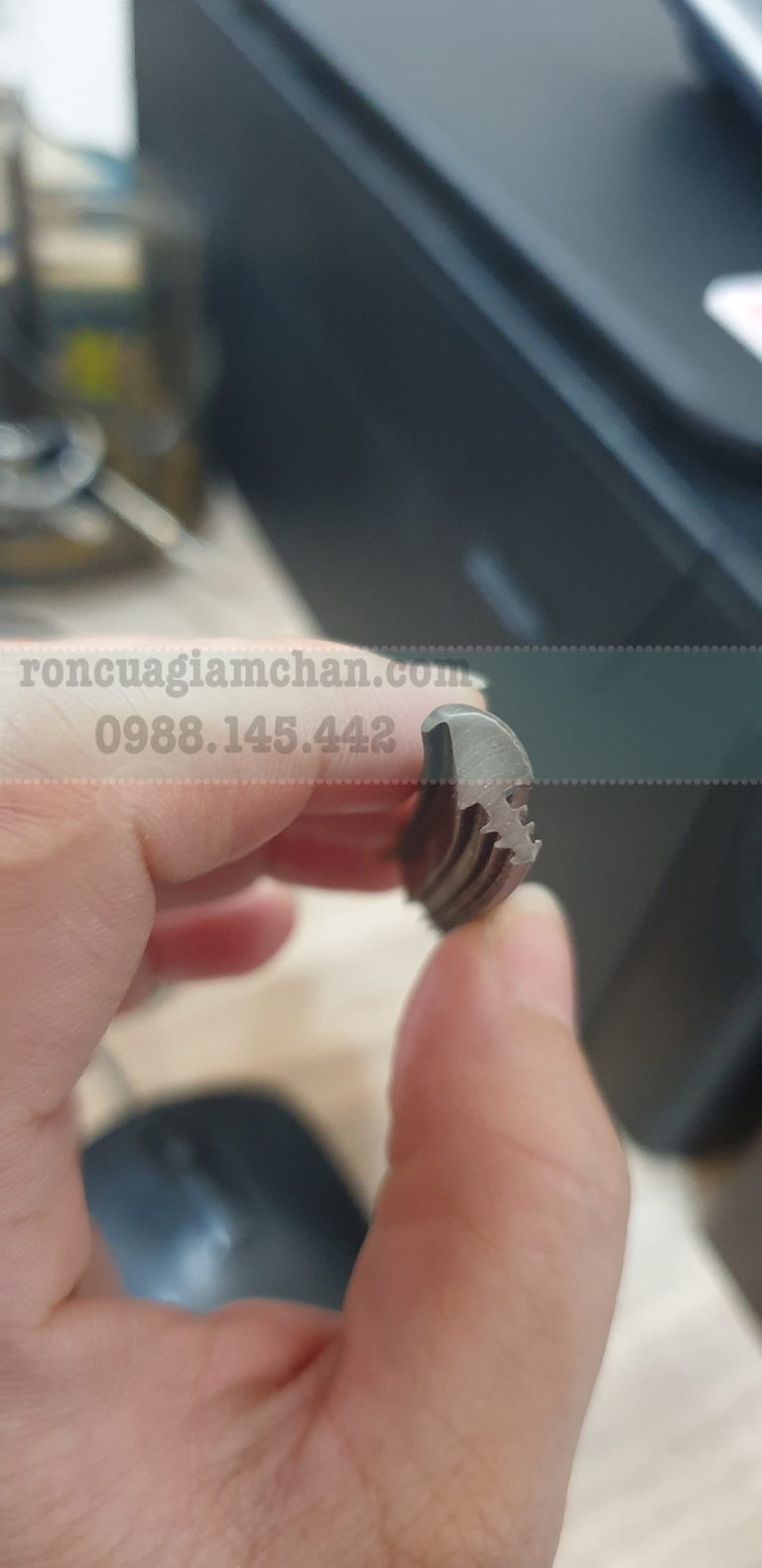 Ron kính 100% PVC nâu - RON CỬA GIẢM CHẤN